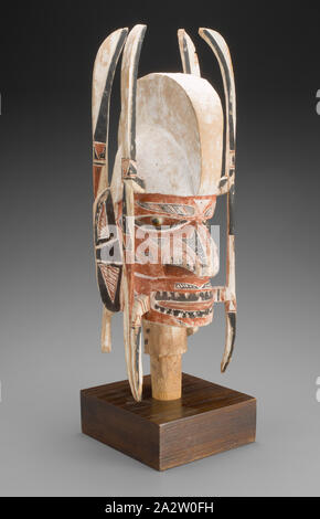 Human head on post for Malaggan funerary rituals, 1880-1920 Stock Photo ...