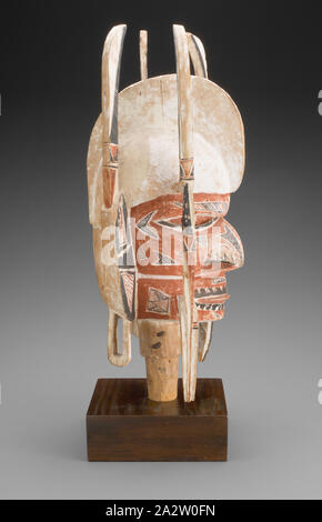 Human head on post for Malaggan funerary rituals, 1880-1920 Stock Photo ...