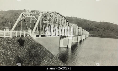The Bethanga Bridge over the Murray River in Lake Hume Village ...