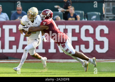 Temple linebacker Isaiah Graham-Mobley (19) celebrates with teammates ...