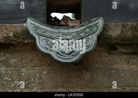 Antique ceramic rain hopper Stock Photo - Alamy