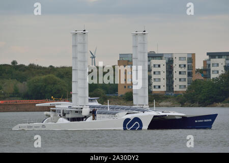 Hydrogen powered vessel Energy Observer arrives on the Thames in London ...