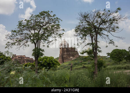 Rohtas Fort (Punjabi, Urdu: قلعہ روہتاس, romanized: Qilā Rohtās) is a ...