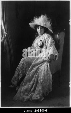 Evalyn Walsh McLean, (1886-1947), wife of Washington Post heir, wearing ...