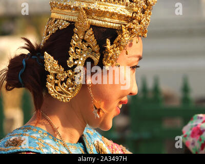 thair woman in traditional dress and crown Stock Photo - Alamy