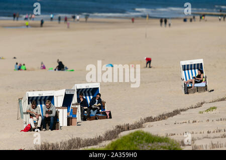Westerland, Germany. 05th Oct, 2019. People walk on the beach in bright ...