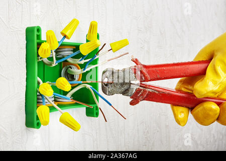 Home wiring junction box, with twist-on connector of wire nut type ...