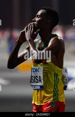 Lelisa Desisa, of Ethiopia, celebrates after winning the men's marathon ...