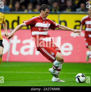 TIM BOROWSKI FC BAYERN MUNICH STADE DE GERLAND LYON FRANCE 10 December ...