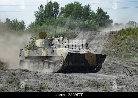 Fast ride of the Soviet 2S1 Gvozdika self-propelled howitzer with ...