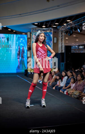 Model child. Young girls modeling on the catwalk runway participating ...