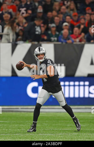 Oakland Raiders quarterback Derek Carr (4) throws a pass during the ...