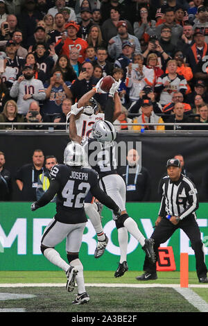 Chicago Bears wide receiver Allen Robinson (12) is defended by ...