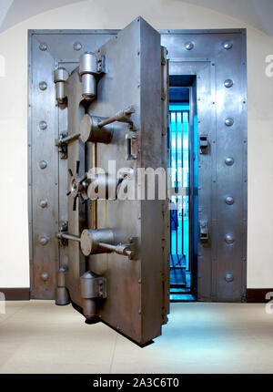 Bank vault door Stock Photo - Alamy