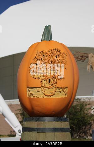 Elaborate fall pumpkin carving of the famous painting The Scream by ...