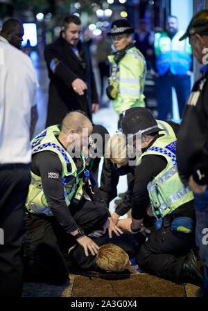 Male police officer in Cardiff, Wales, UK. Heddlu Welsh police Stock ...