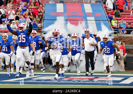 SMU Mustang players and Southern Methodist Mustangs head coach Sonny ...