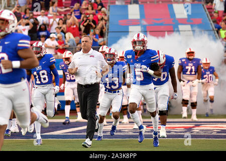 SMU Mustang players and Southern Methodist Mustangs head coach Sonny ...