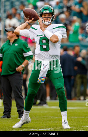 New York Jets' Luke Falk hands off to Le'Veon Bell during the second half of an NFL football ...
