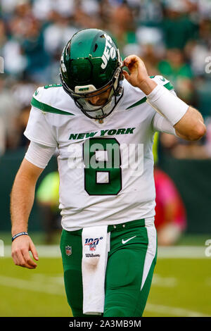 New York Jets quarterback Luke Falk (8) looks to make a pass during the ...