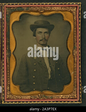 Soldier in Confederate captain's uniform Stock Photo - Alamy