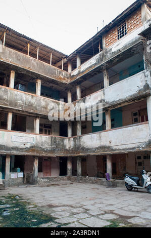 16 Apr 2016 old rundown three story building in mumbai about to ...