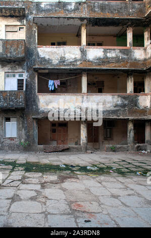16 Apr 2016 old rundown three story building in mumbai about to ...