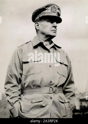 Portrait of General Douglas MacArthur in uniform with cigar Stock Photo ...