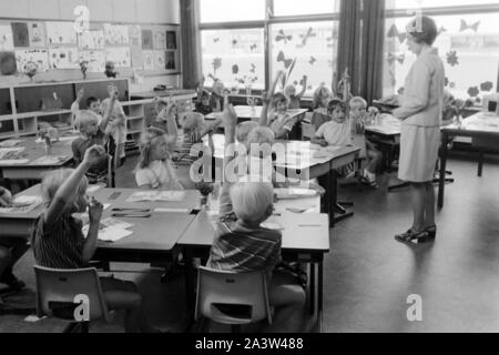 Kinder beim Unterricht in einer Vorschule in Lelystad, Niederlande 1971 ...