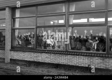 Kinder beim Unterricht in einer Vorschule in Lelystad, Niederlande 1971 ...
