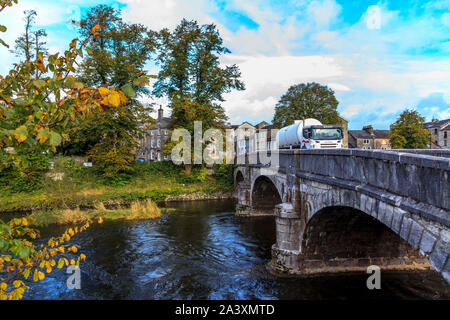 kendal town centre, river kent, lake district national park, cumbria ...