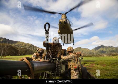 Soldiers load onto a Chinook helicopter Stock Photo - Alamy