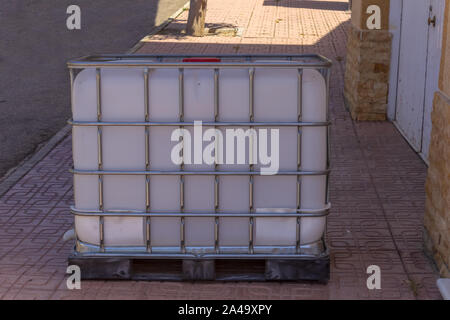 Plastic Tank Pallet Portable Water Storage at Field Stock Photo - Alamy