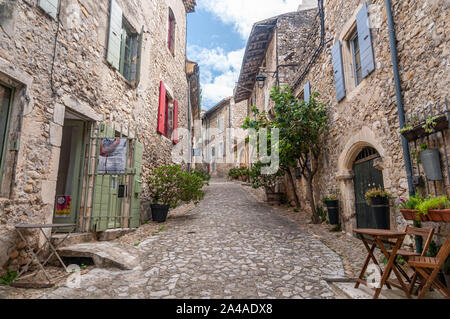 The medieval village of Mirmande, Drôme, France Stock Photo - Alamy
