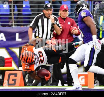 Cincinnati Bengals running back Giovani Bernard runs with the ball ...