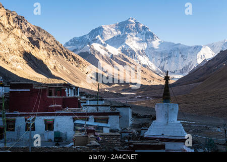 Rongbuk monastery stupa Stock Photo - Alamy