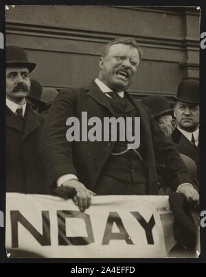 Theodore Roosevelt speaking with intensity from platform Stock Photo - Alamy
