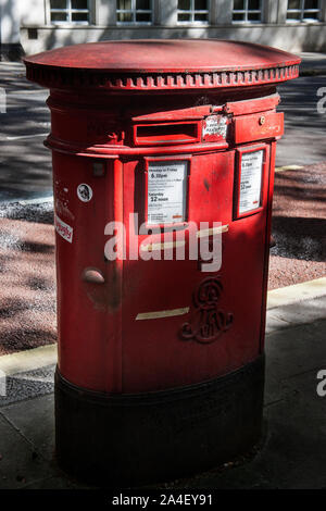 Post Office King Edward VII double pillar box and Royal Mail van in ...