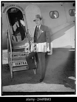 Members of the United Automobile Workers (UAW) of the Congress of ...