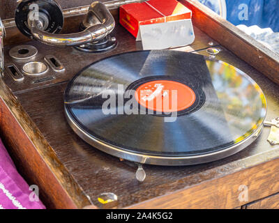 Ancient turntable with vinyl record Stock Photo - Alamy