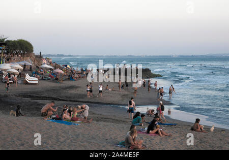 Crowd on popular Echo beach in Canggu, Bali Stock Photo - Alamy