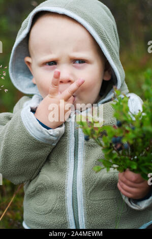 Boy eating blueberries Stock Photo - Alamy