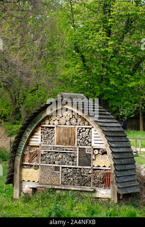 Bee hotel, hôtel à insectes, Insektenhotel Stock Photo - Alamy