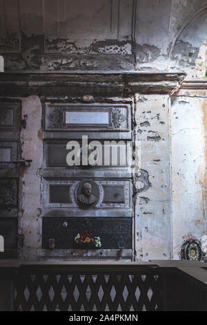 Italian cemetery with wall graves Stock Photo - Alamy