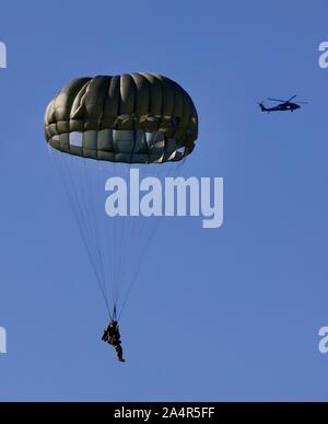 Paratroopers with the 5th Ranger Training Battalion (5th RTB), Camp ...