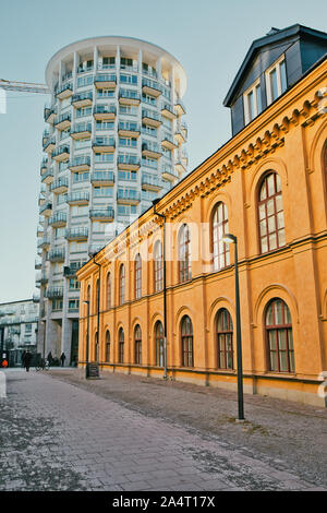 Circular high rise apartment building in downtown Chicago next to the ...