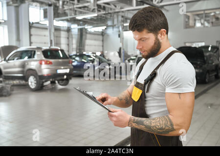 a mechanic is with folder Stock Photo - Alamy