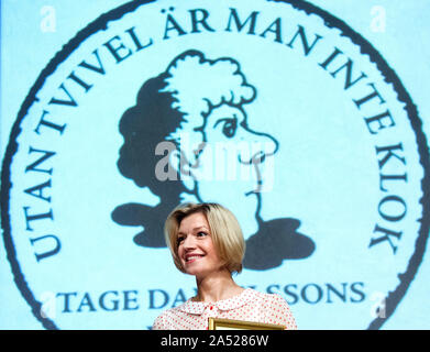 Tage Danielsson's friends gave award to actor Cecilia Frode.Picture ...