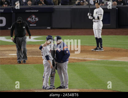 New York Yankees pitcher Brent Headrick (47) throws during the ninth ...