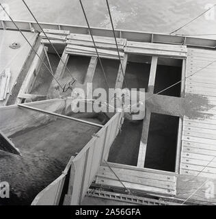 1950s, historical, london, docks, freight from containter ships being ...